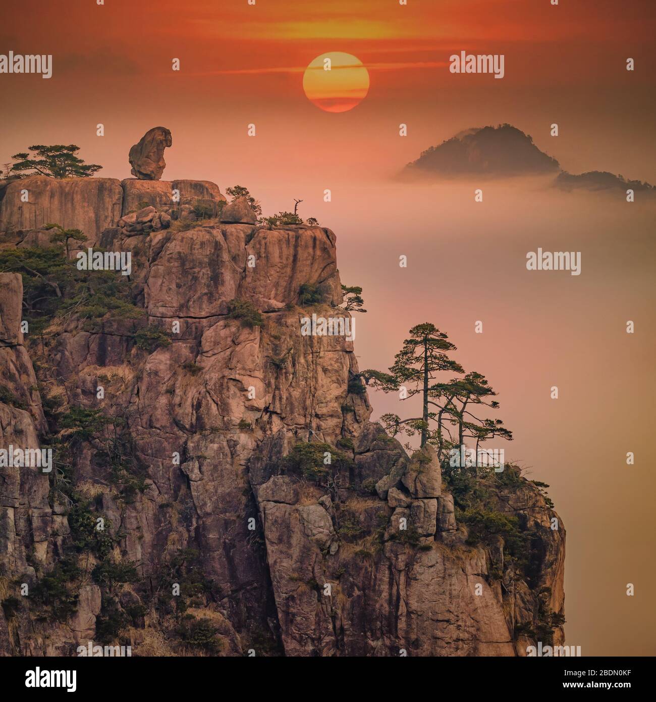 Monkey rock huangshan yellow mountain hi-res stock photography and images - Alamy