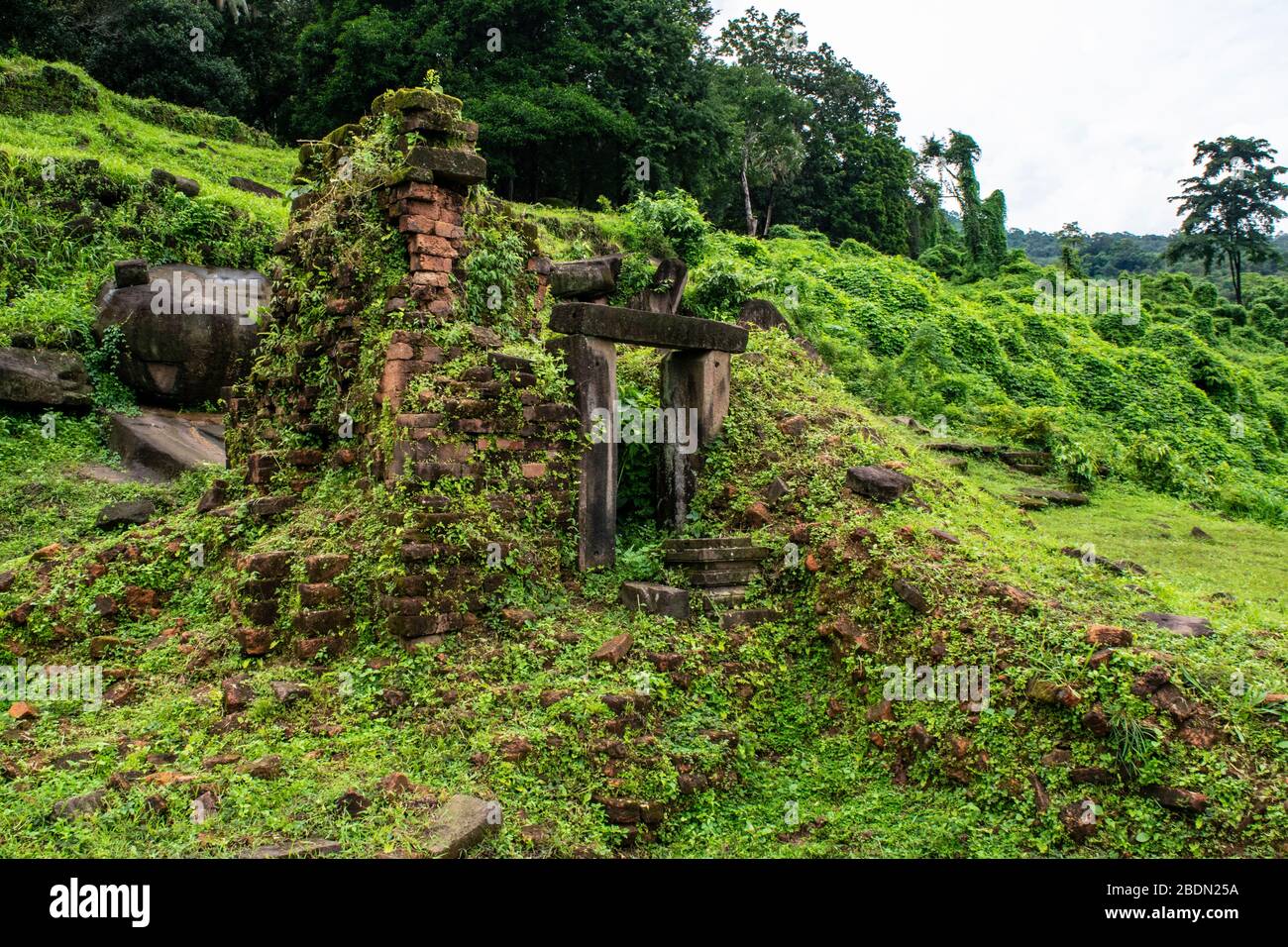 The vat phou temple hi-res stock photography and images - Alamy