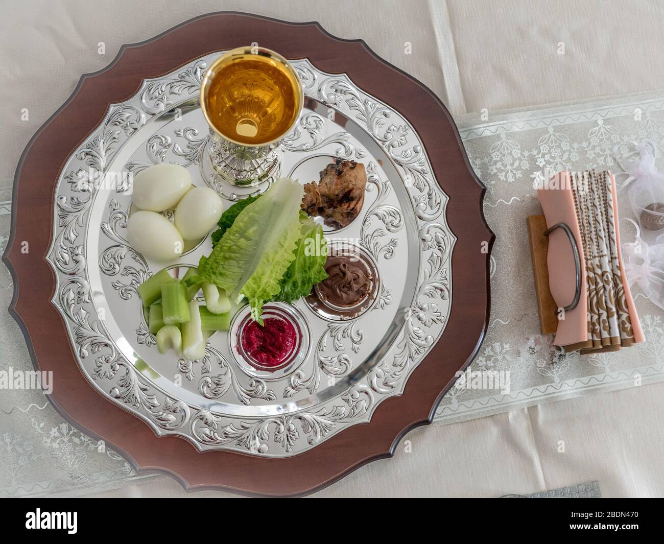 Seder table hi-res stock photography and images - Alamy