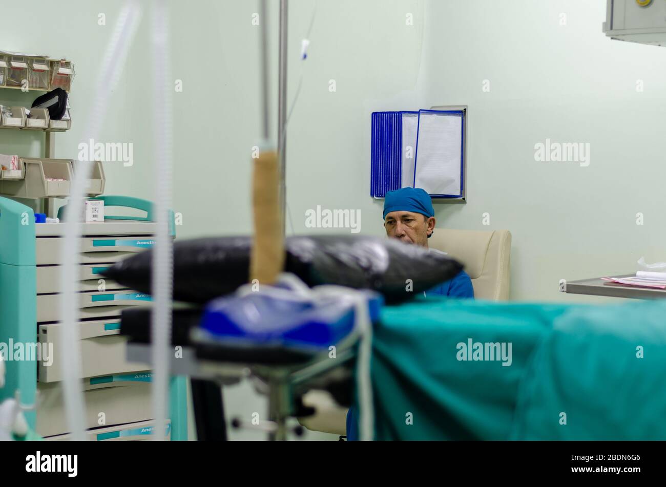 Operating room surgeon calm hi-res stock photography and images - Alamy