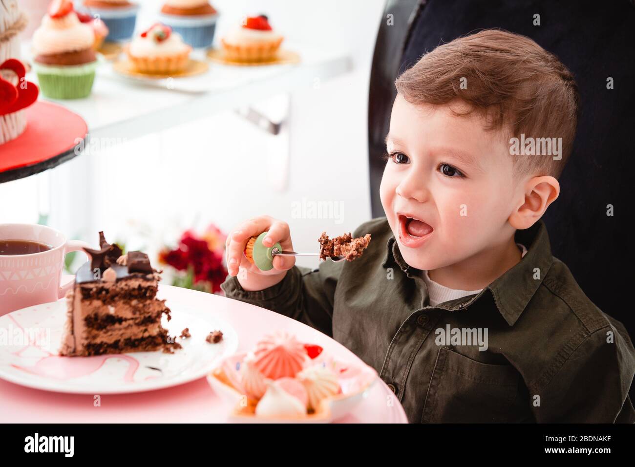 little boy eats chocolate cake Stock Photo - Alamy