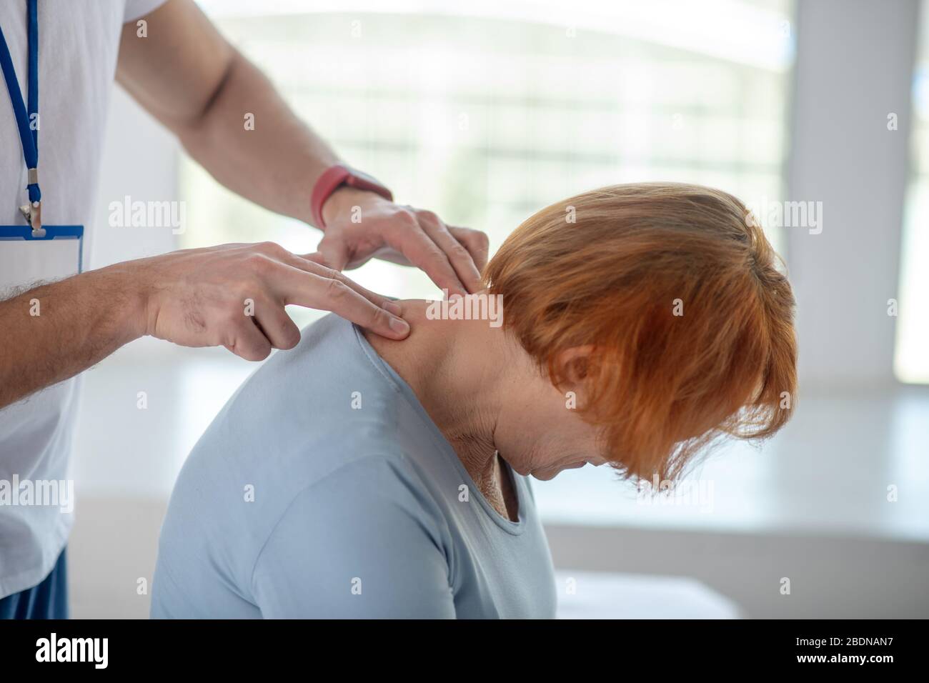 Head leaning forward hi-res stock photography and images - Alamy