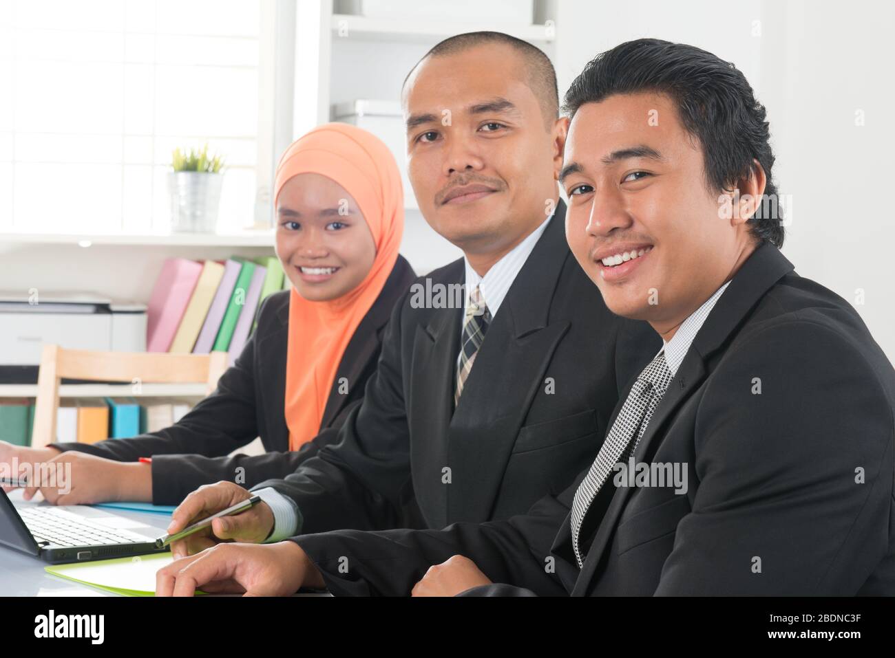 Malaysian malay male man talking hi-res stock photography and images ...