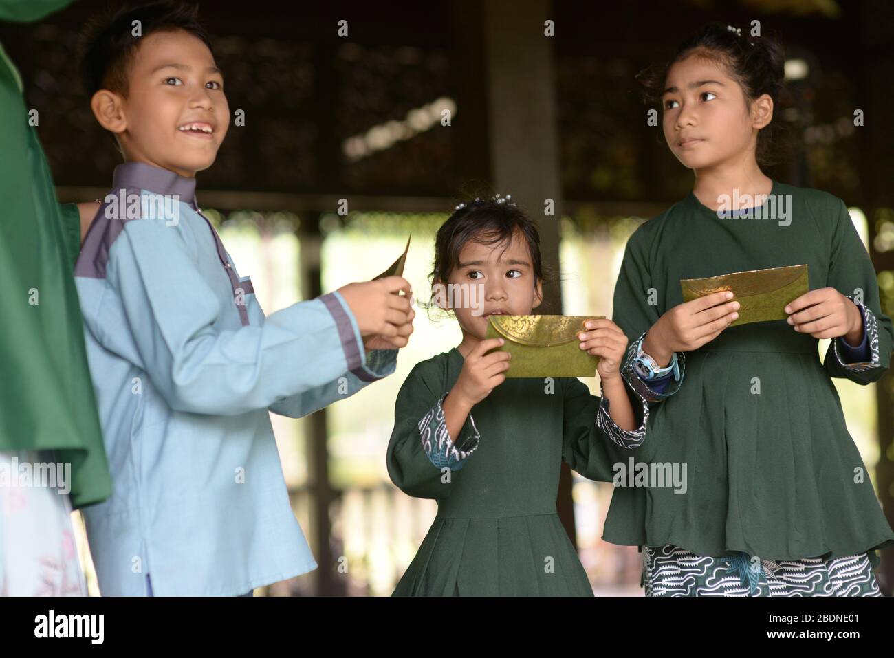 Muslim family, children received money packet as blessing, Hari Raya ...