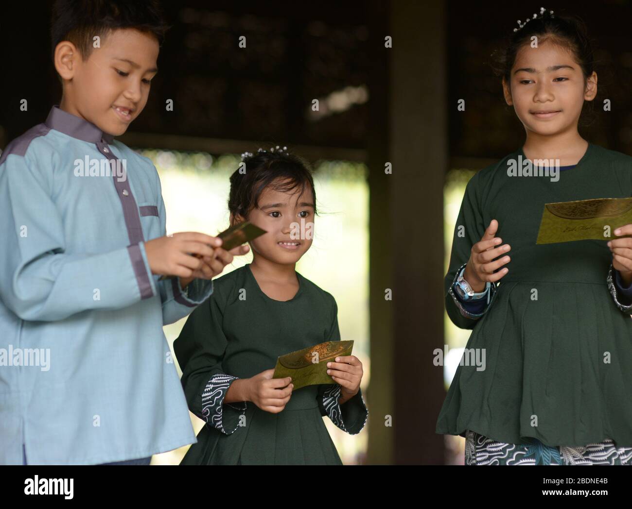 Muslim family, children received money packet as blessing, Hari Raya ...