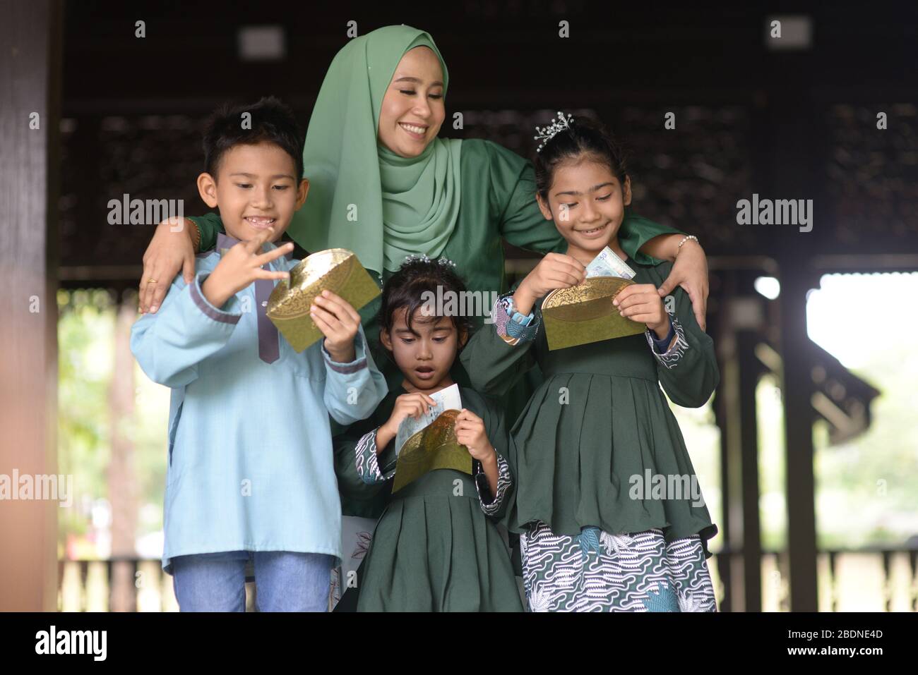 Muslim family, children received money packet as blessing, Hari Raya ...