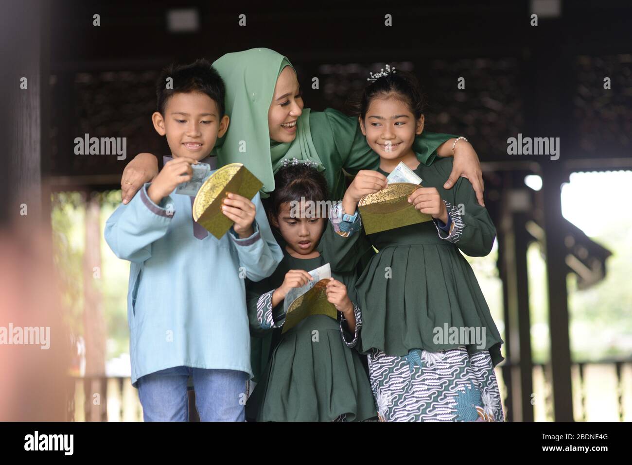 Muslim family, children received money packet as blessing, Hari Raya ...