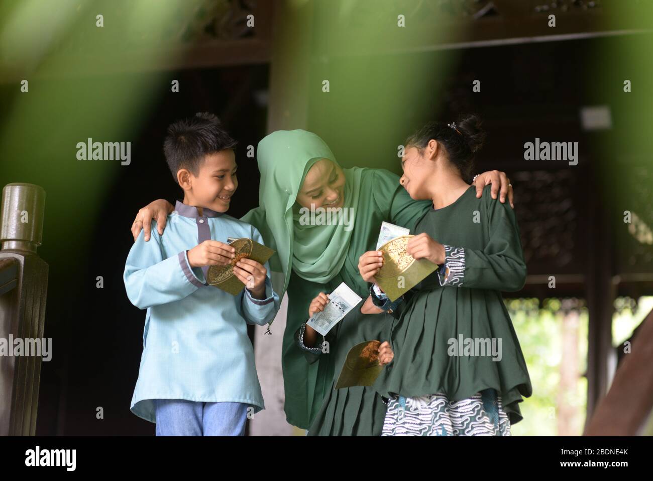 Muslim family, children received money packet as blessing, Hari Raya ...