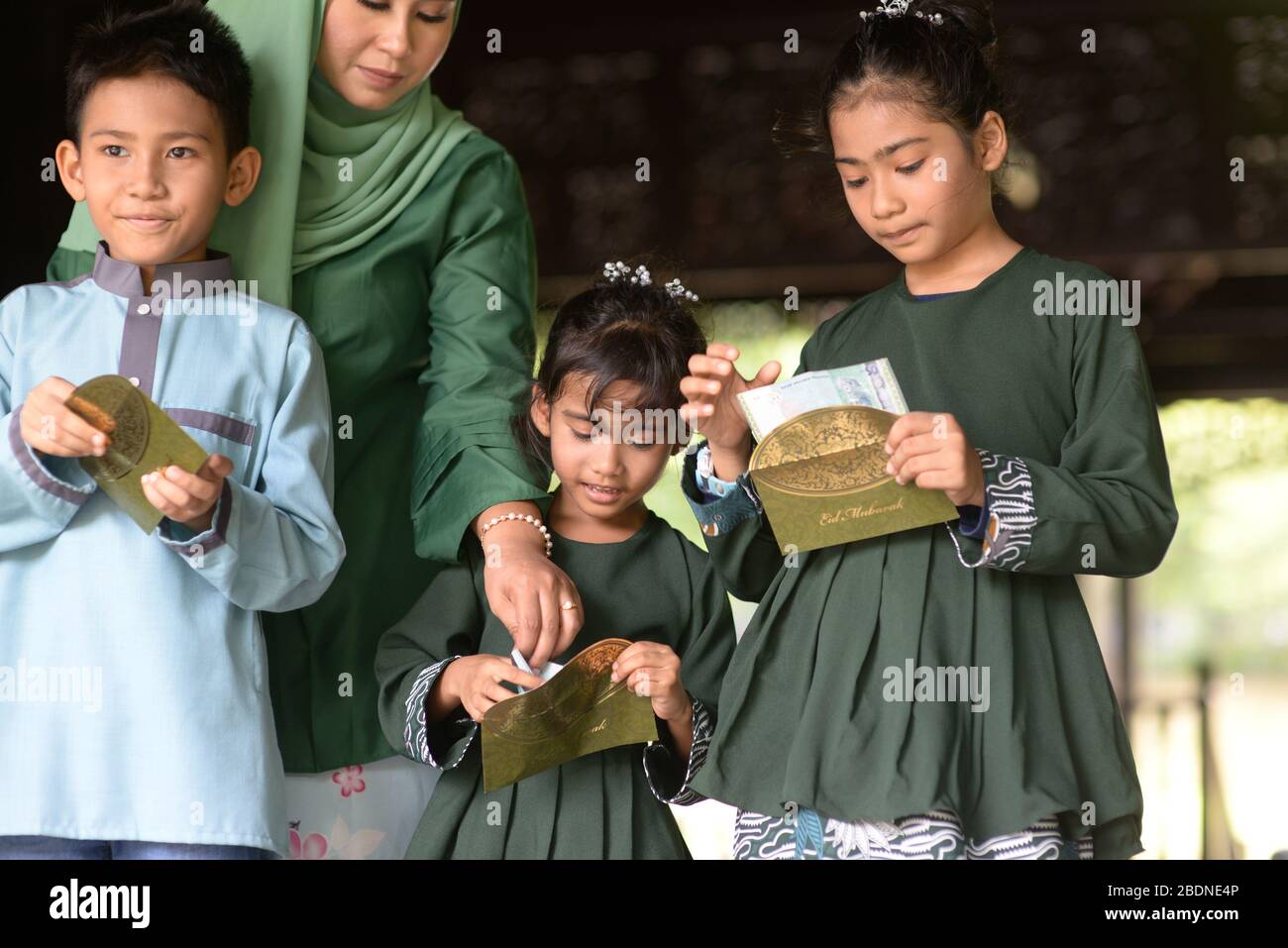 Muslim family, children received money packet as blessing, Hari Raya ...