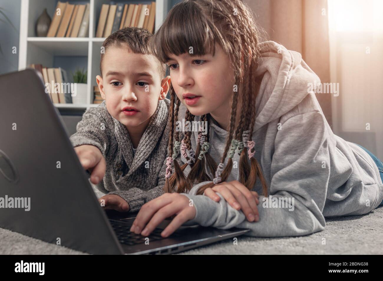2 kids browsing internet Stock Photo - Alamy