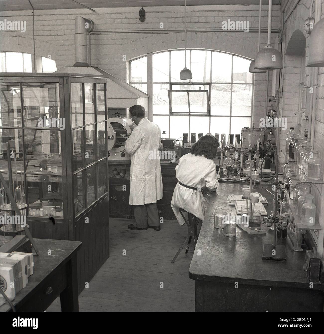 1950s research lab hi-res stock photography and images - Alamy