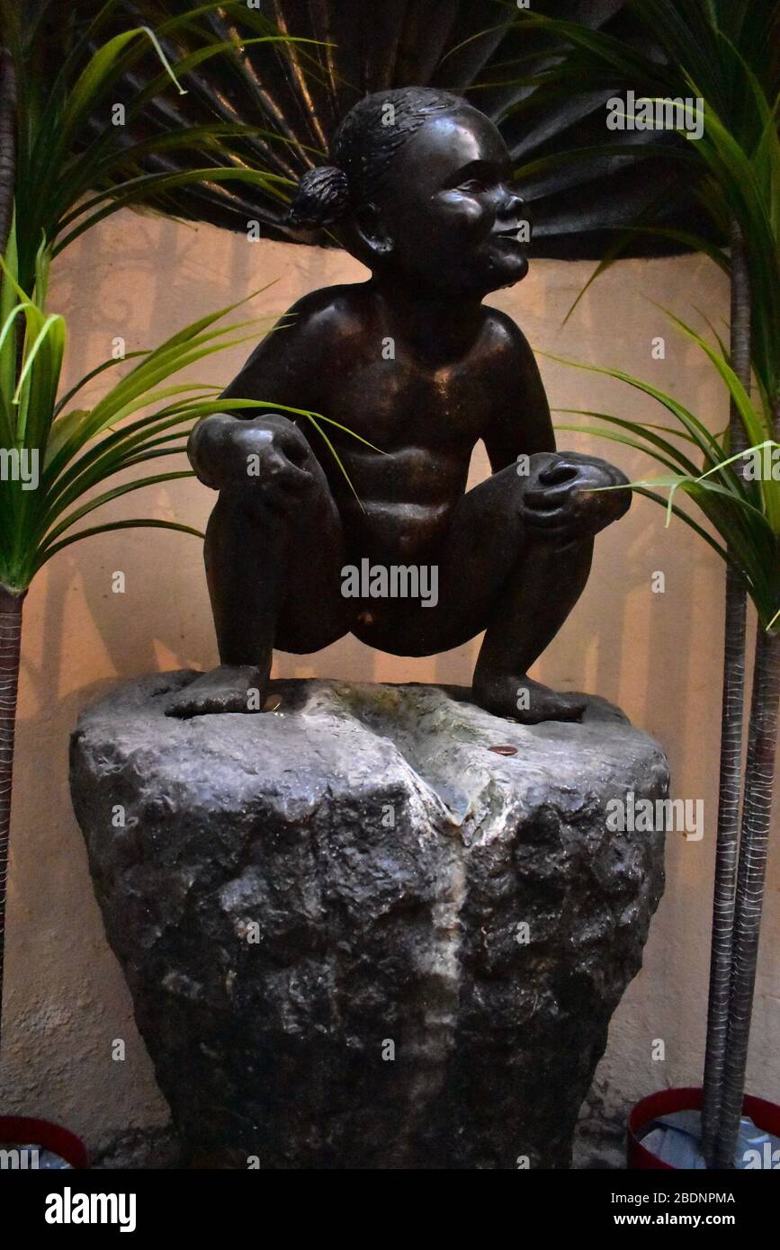 Jeanneke pis statue of a peeing girl in Brussels Stock Photo - Alamy
