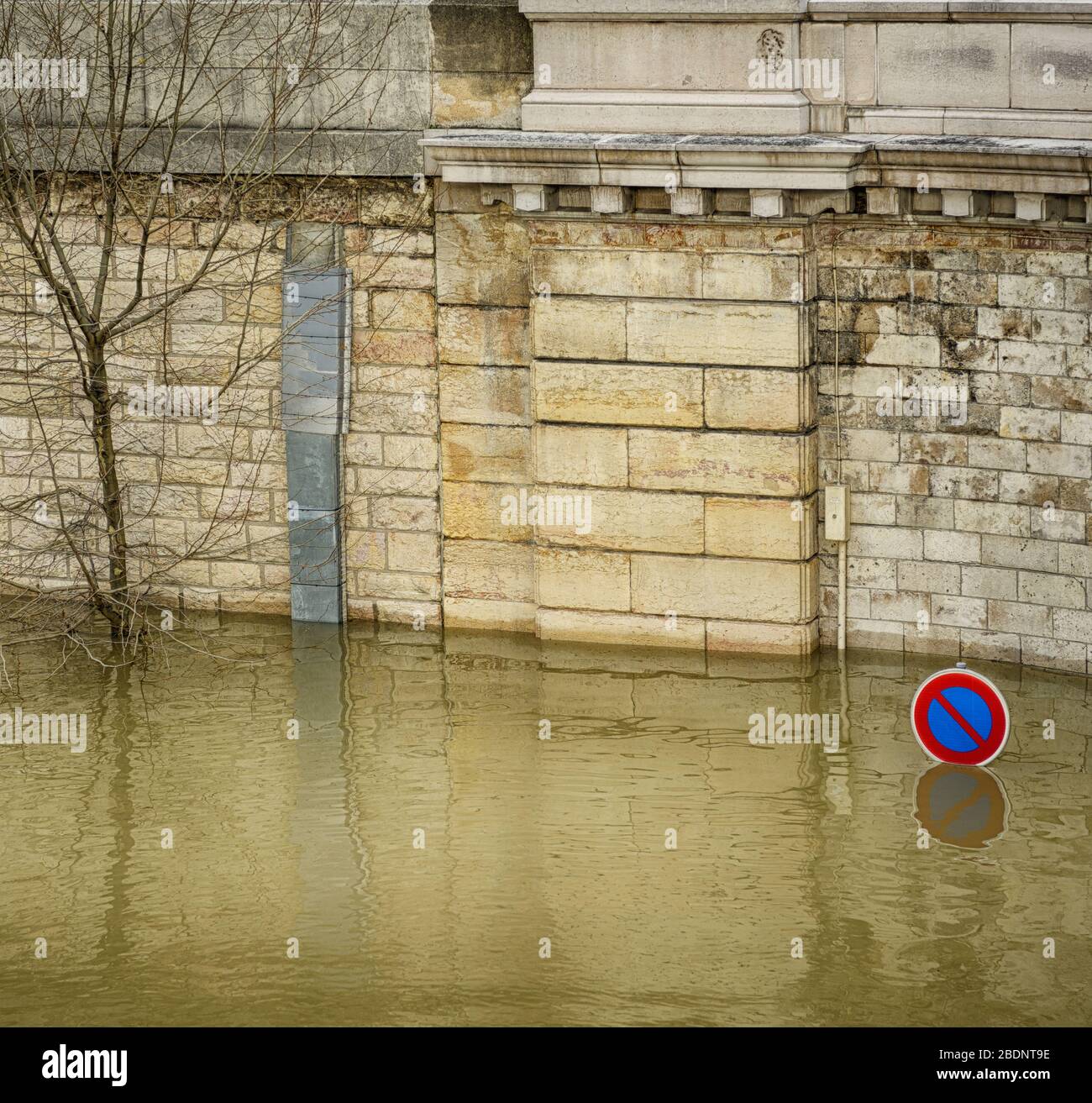 Climatic issues, Paris flood as river Seine rises and approaches record ...