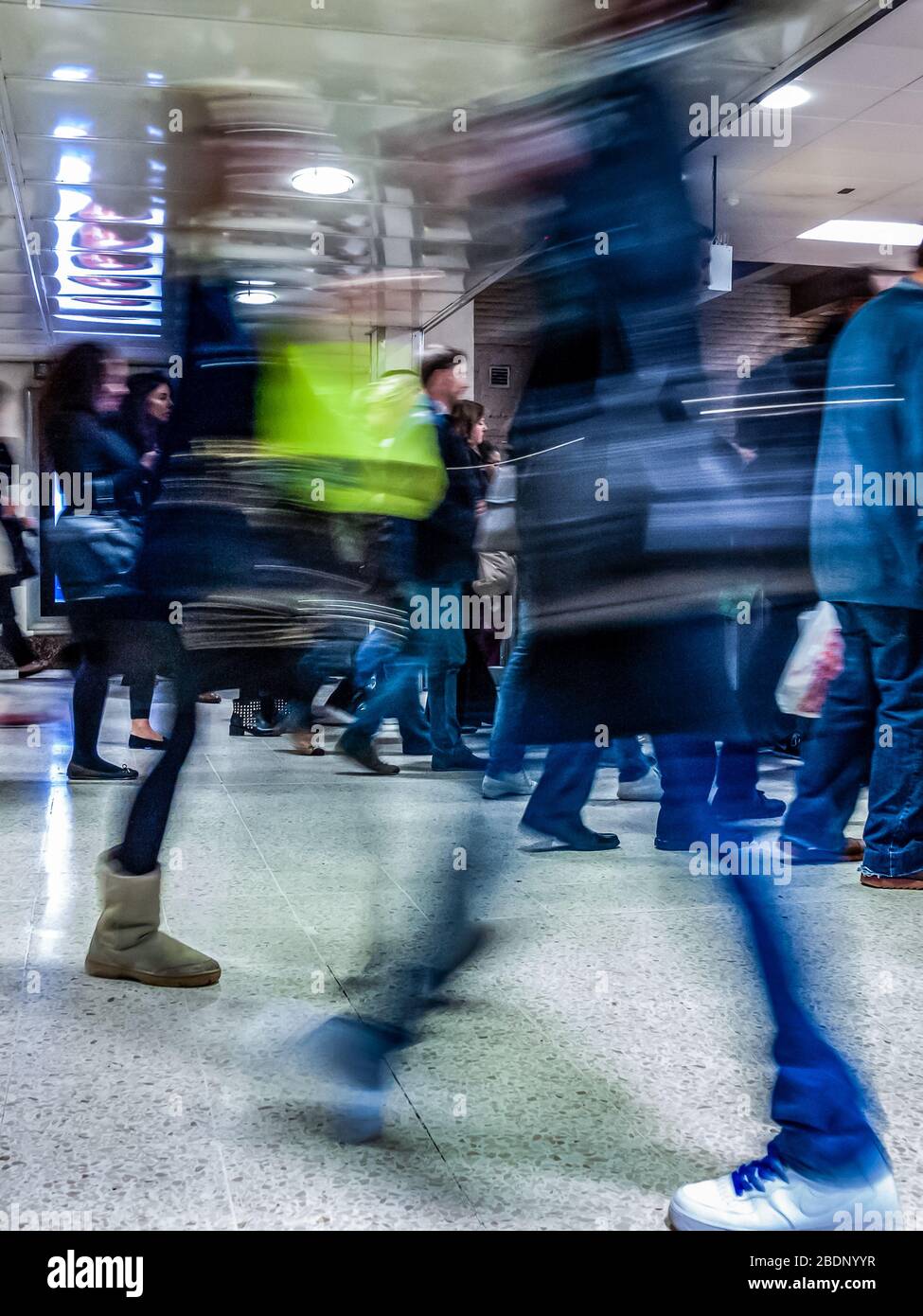 Overground train station rush hour hi-res stock photography and images ...