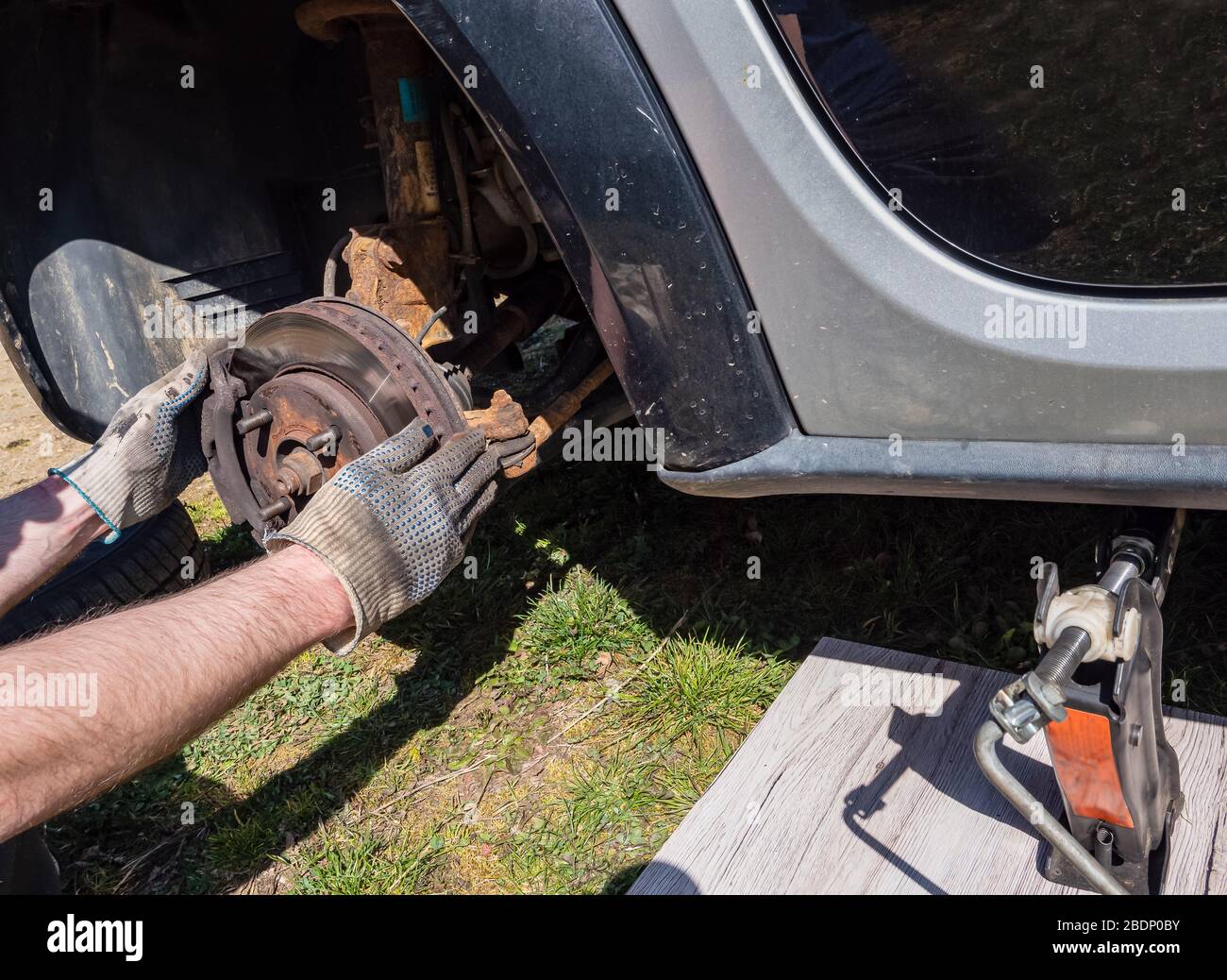 Change brakes hi-res stock photography and images - Alamy