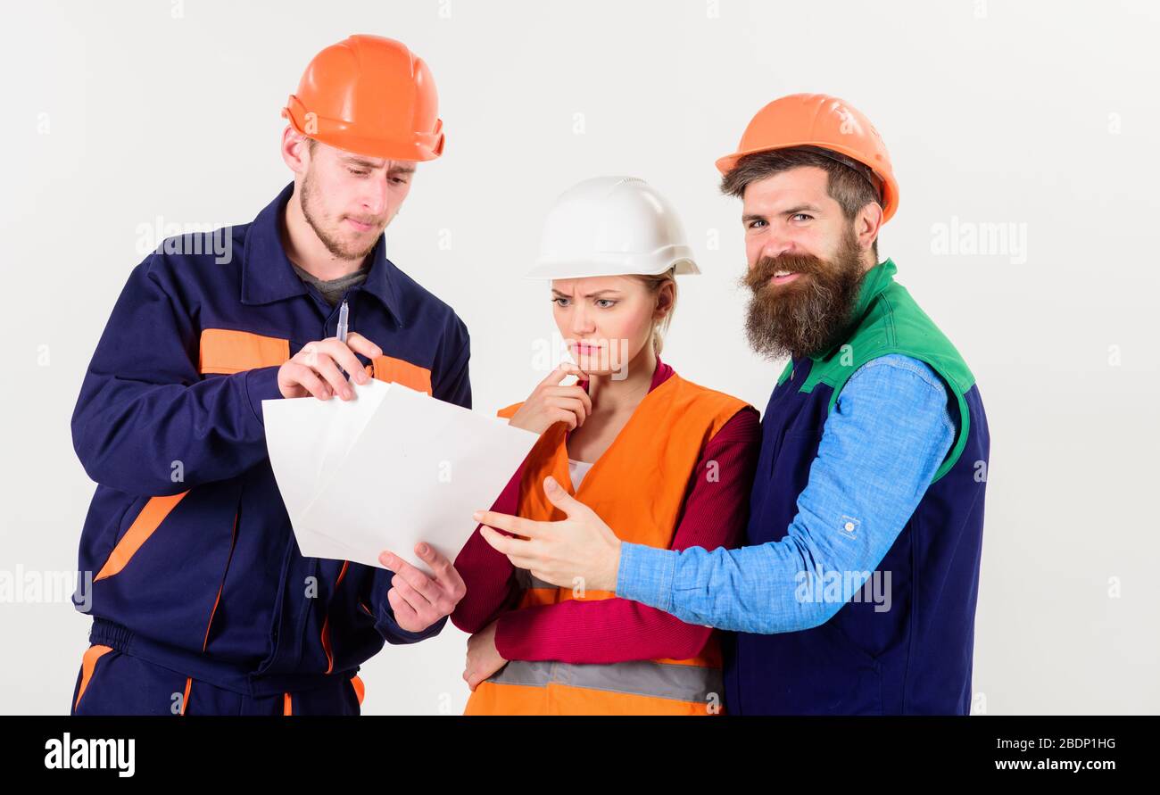 Builders and engineer arguing, misunderstanding. Labor dispute concept ...