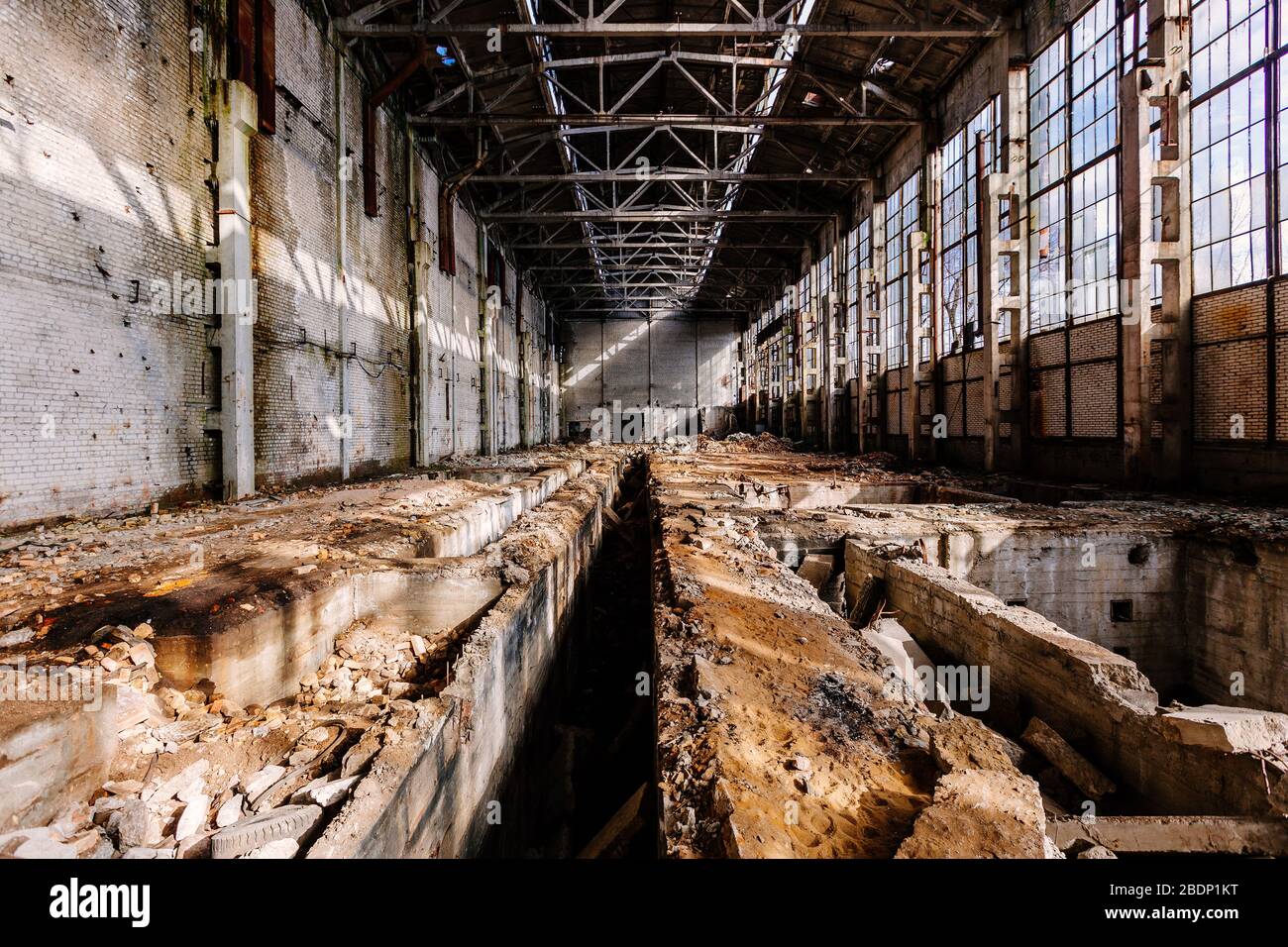 Empty manufacturing hall hi-res stock photography and images - Alamy