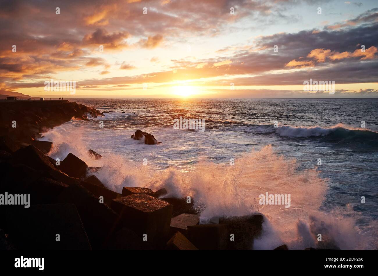 Beautiful sunset on rocks hi-res stock photography and images - Alamy