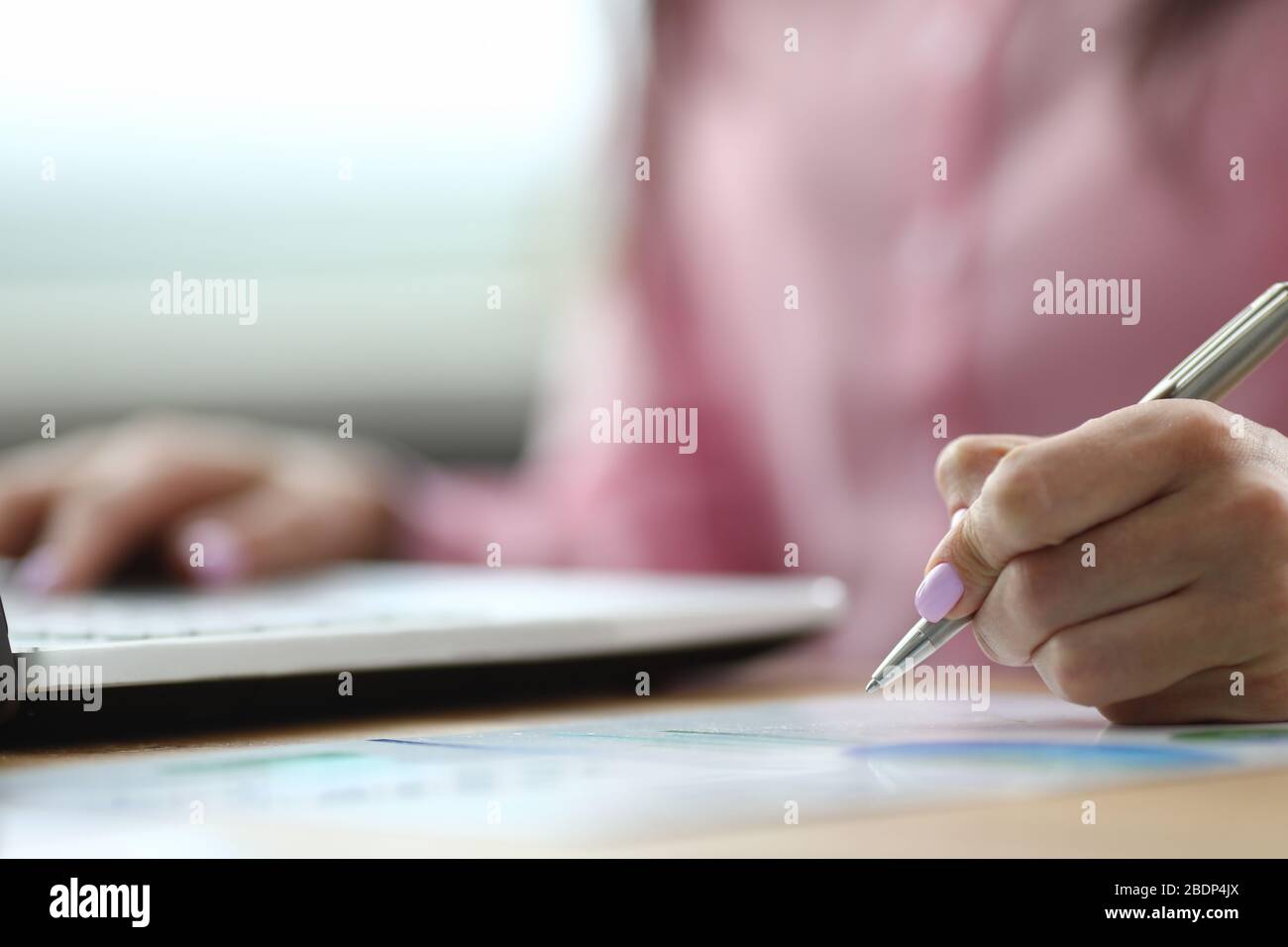 Sign documents hi-res stock photography and images - Alamy