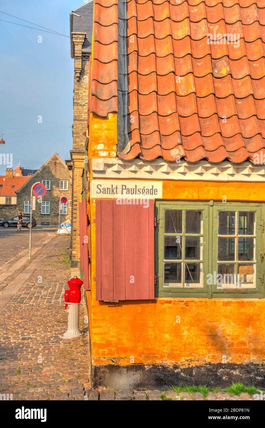 Yellow row houses at nyboder hi-res stock photography and images - Alamy