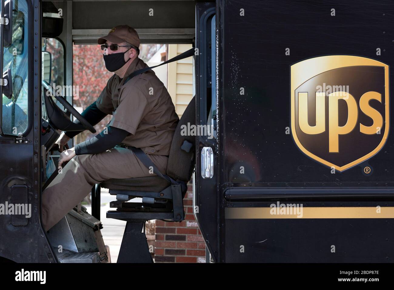 Ups delivery man hi-res stock photography and images - Alamy