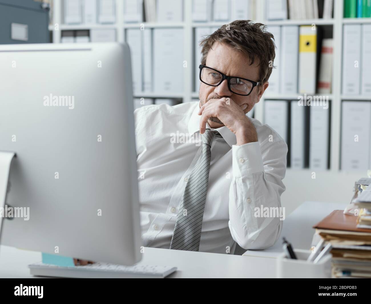 Man staring at computer screen hi-res stock photography and images - Alamy