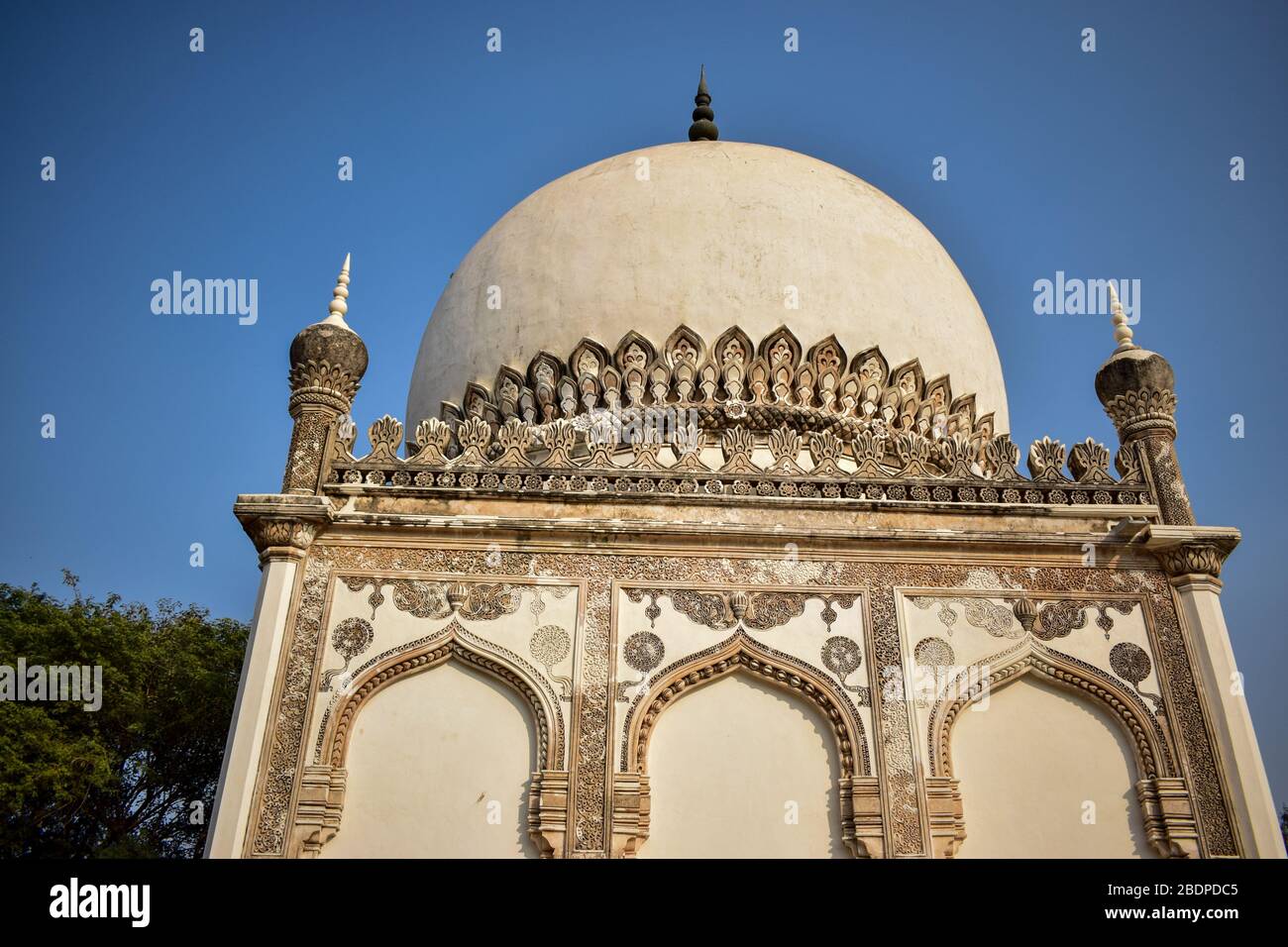 Sultan Quli Qutb Mulk's tomb was built in 1543. Seven Tombs Stock ...