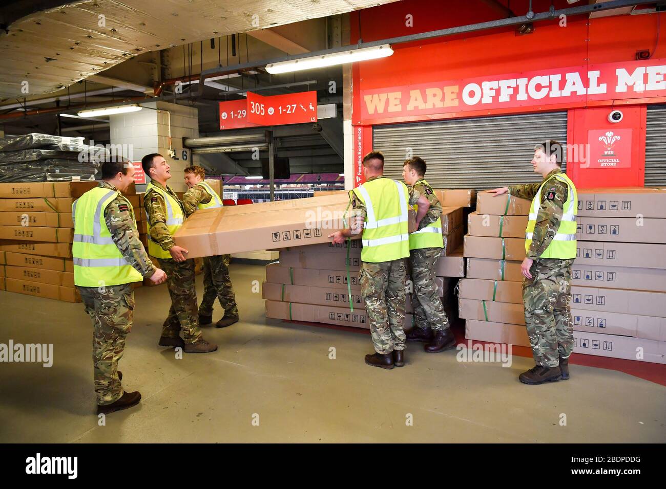 The british army help move medical supplies hi-res stock photography ...