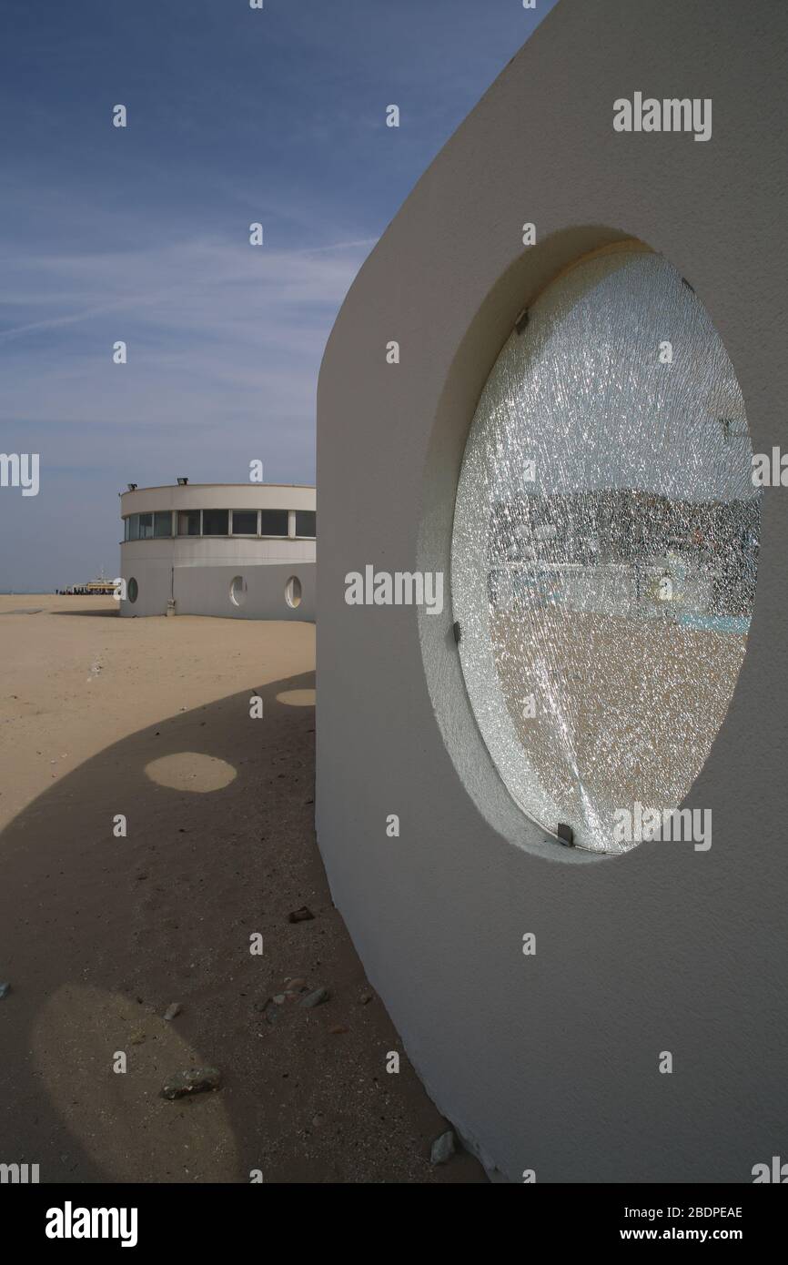 Broken plexiglass hi-res stock photography and images - Alamy