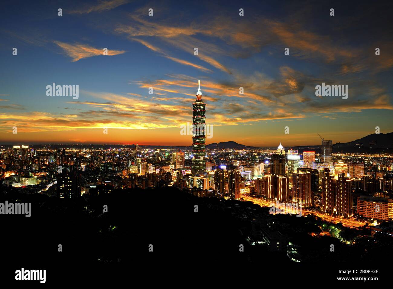 sunset of Taipei 101 Taiwan Stock Photo - Alamy