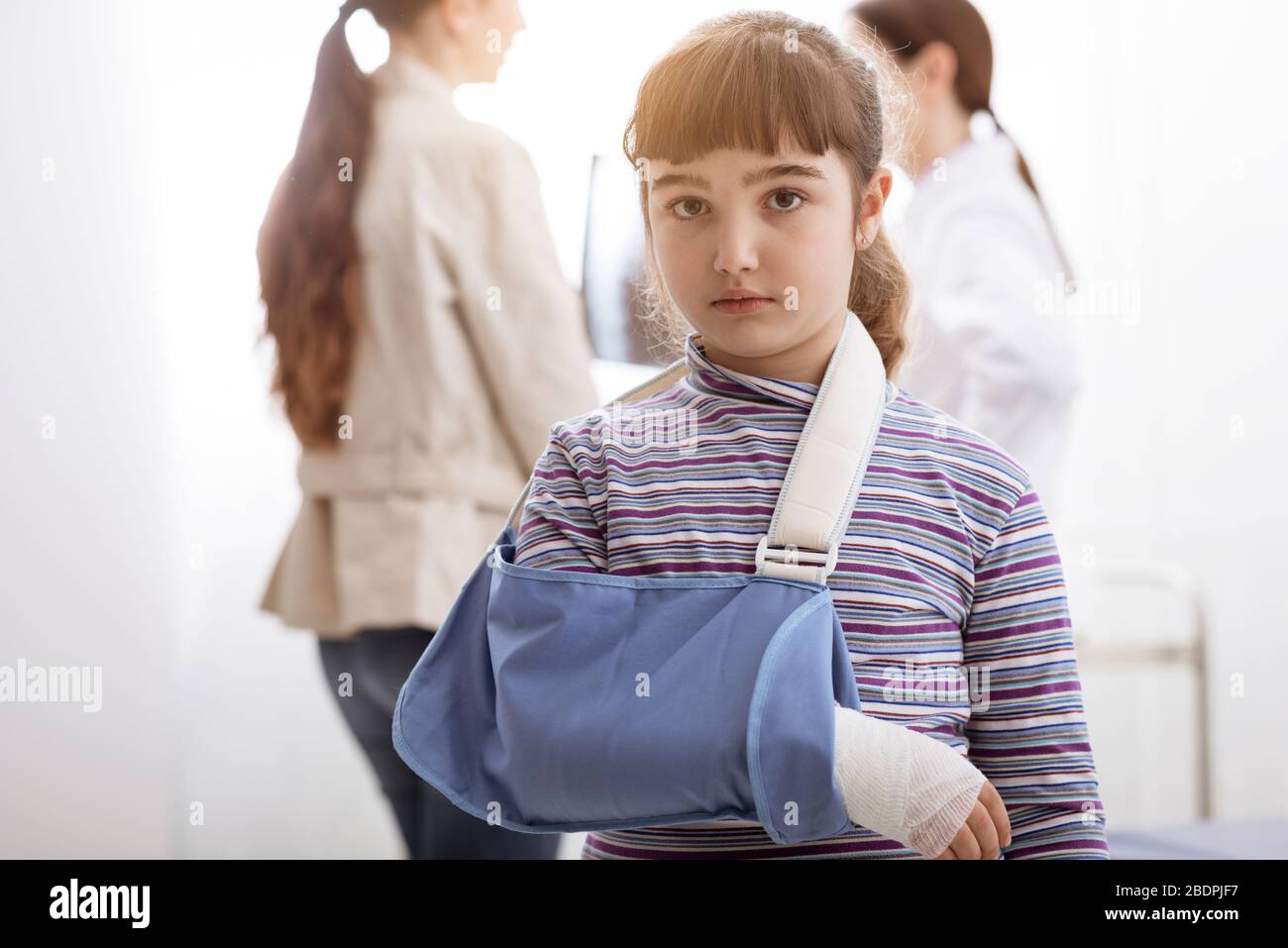 Broken arm first aid hi-res stock photography and images - Alamy