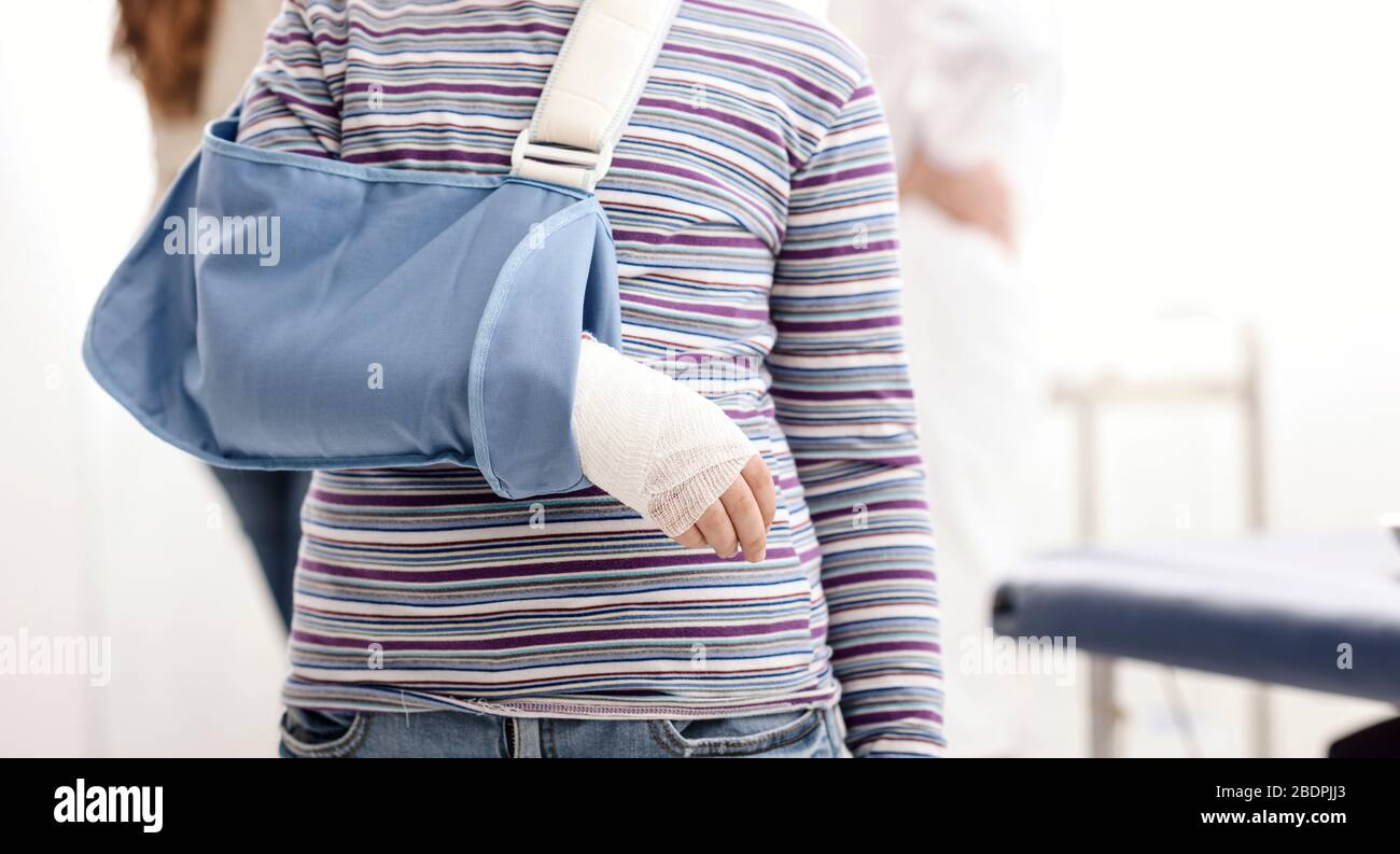 Bone fracture first aid hi-res stock photography and images - Alamy