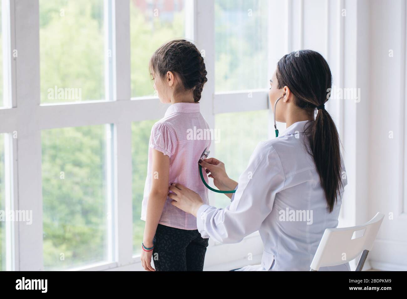 Pediatrician with child in doctor's office Stock Photo - Alamy