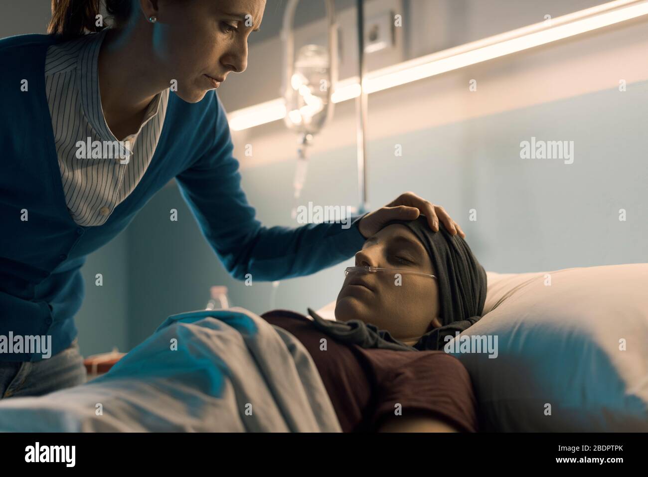 Nasal cannula women hi-res stock photography and images - Alamy
