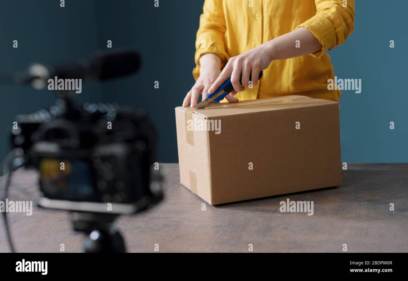 Unboxing hi-res stock photography and images - Alamy
