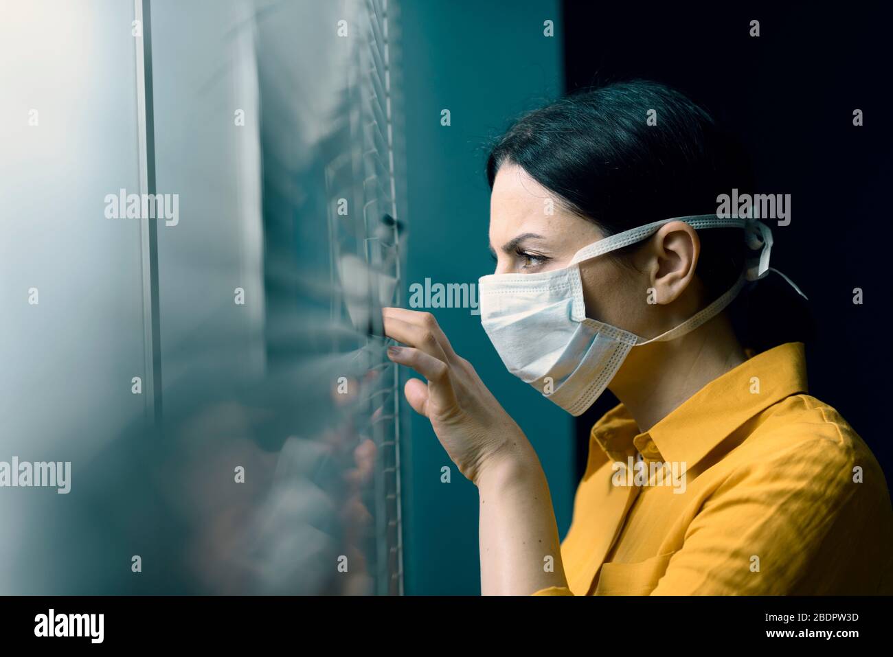 Suspicious woman wearing a face mask and peeking outside, covid-19 ...