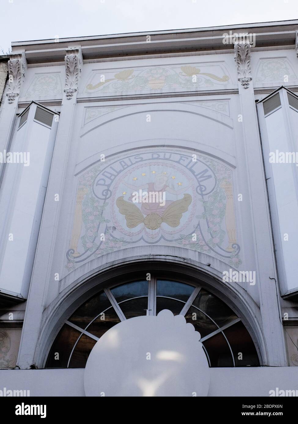 Palais du Film fresque style art déco dans le centre de Charleroi ...