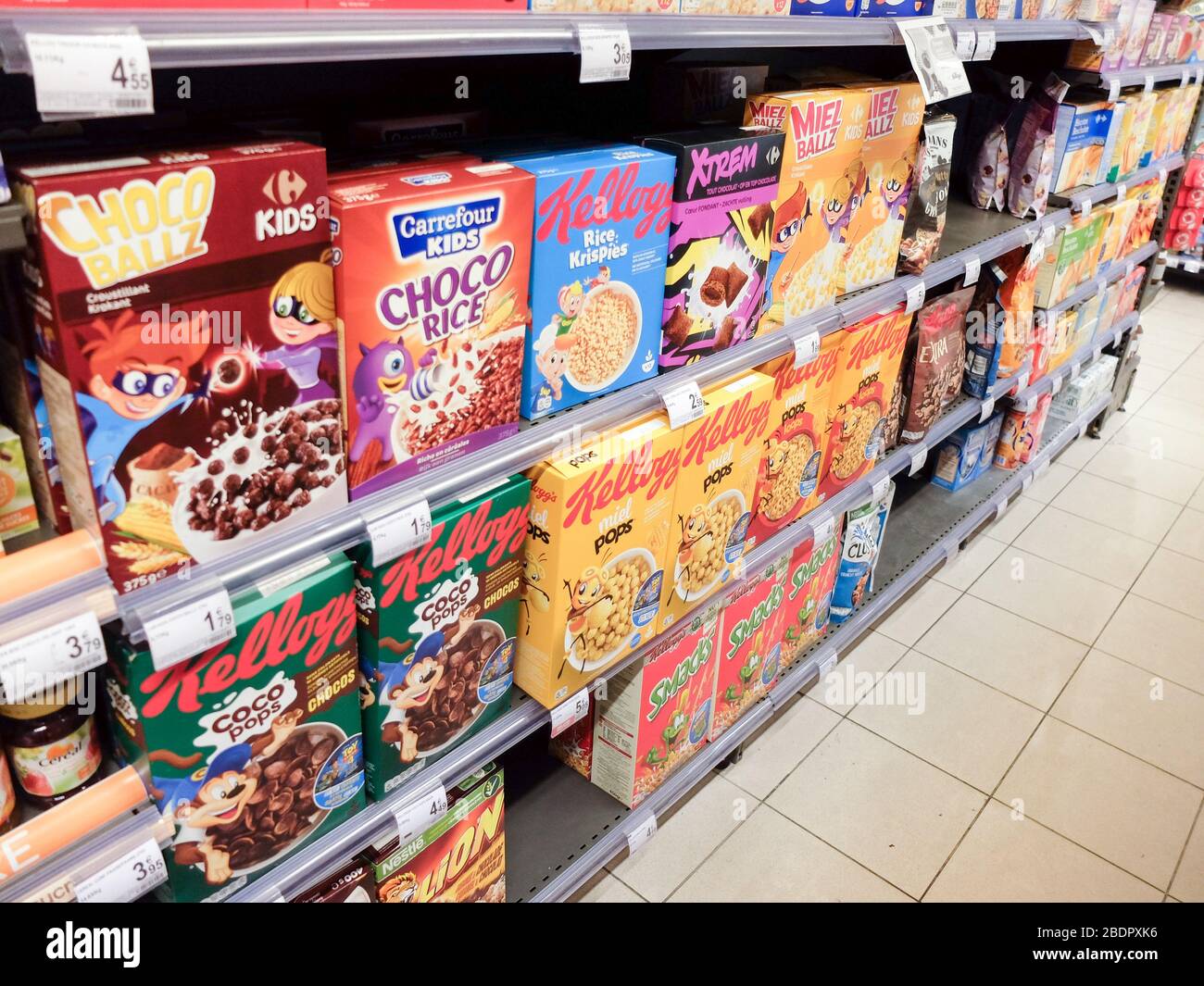 Breakfast cereal aisle hi-res stock photography and images - Alamy