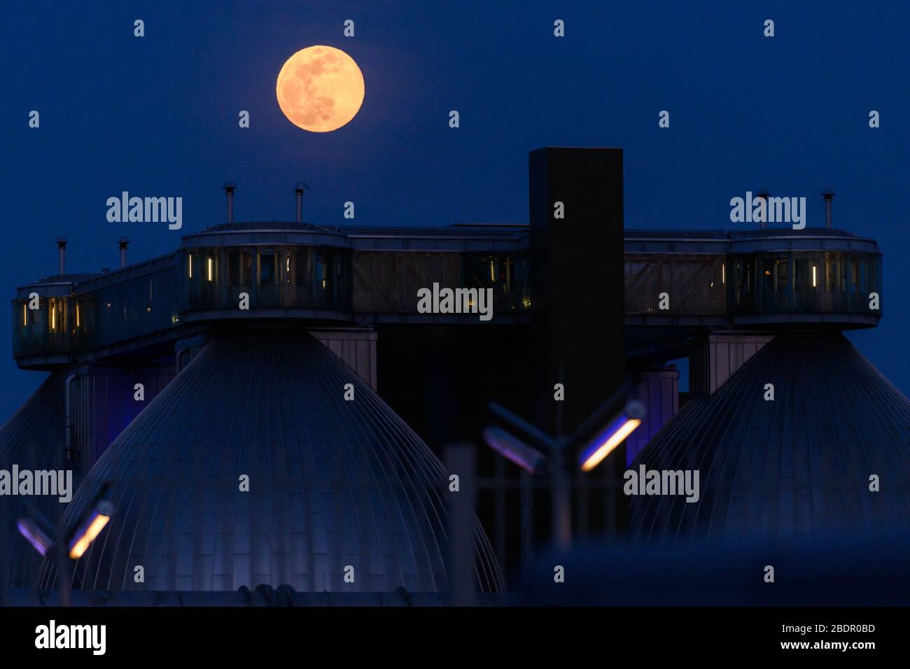 Super Pink Moon, New York, USA - 07 Apr 2020 - A Super Pink Moon rises ...