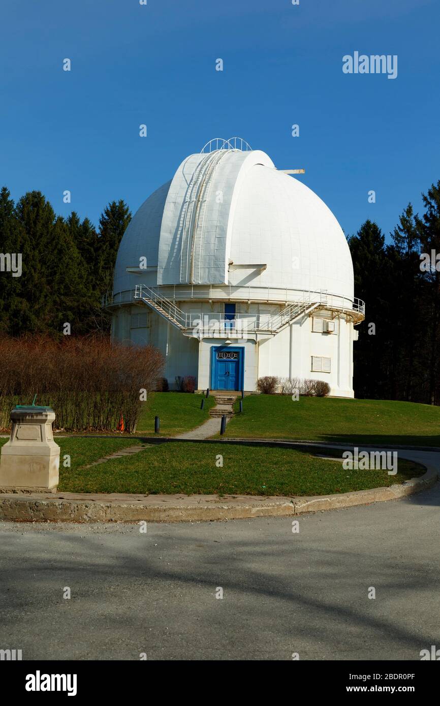 Looking astronomical telescope hi-res stock photography and images - Alamy