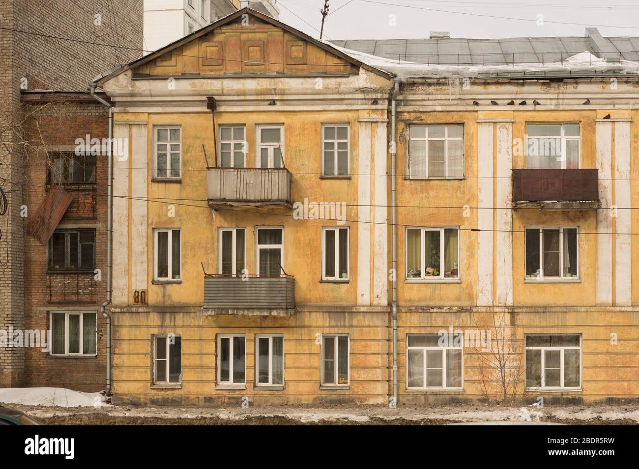 destroyed old soviet houses in the city Stock Photo - Alamy