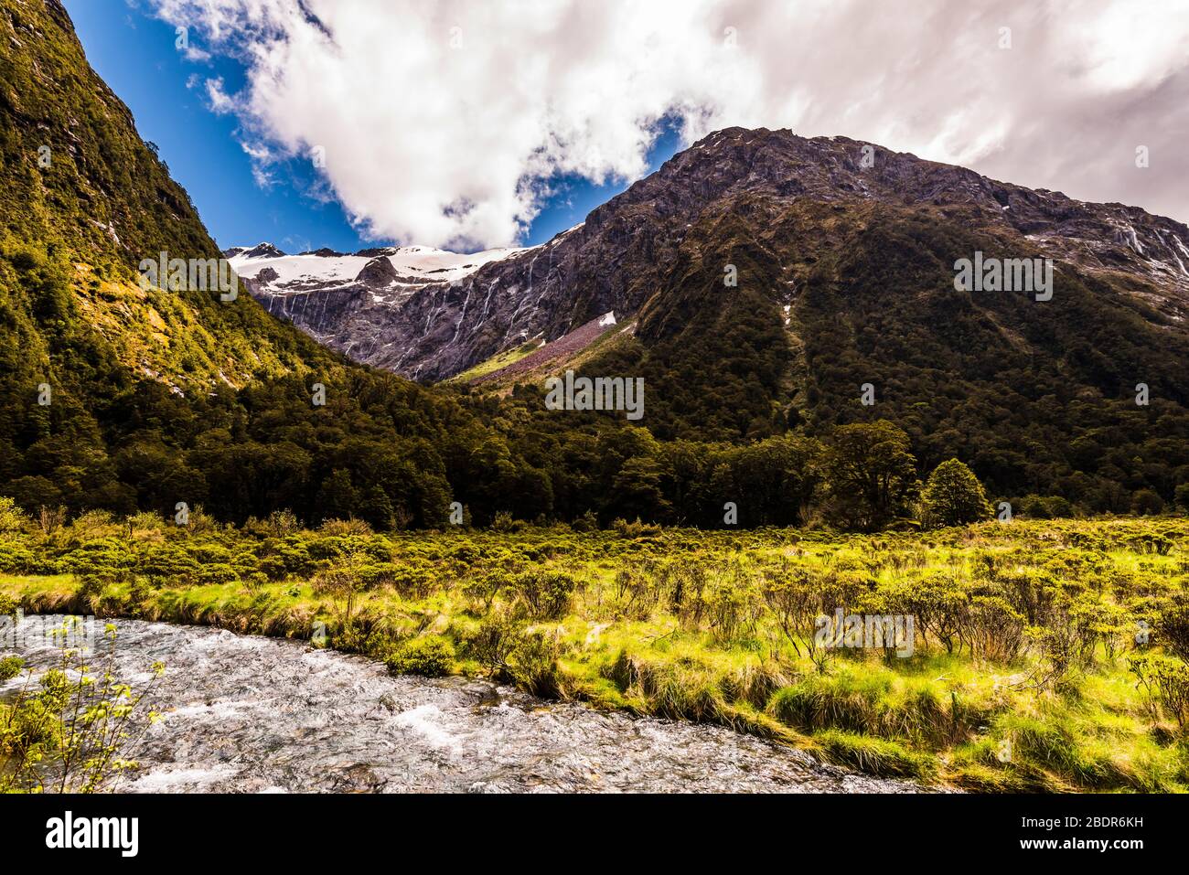 Hanging valley glacier waterfall hi-res stock photography and images ...
