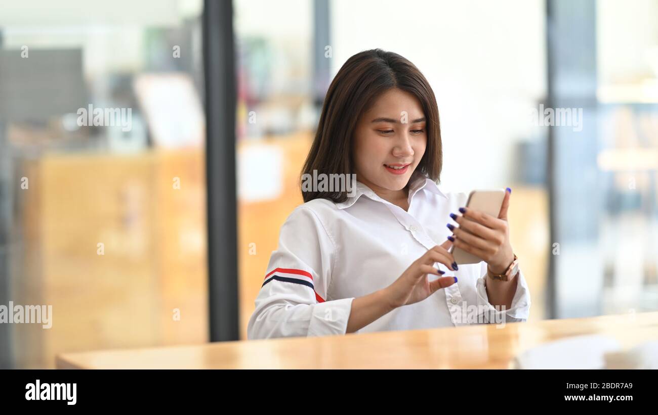 Lean over table hi-res stock photography and images - Alamy