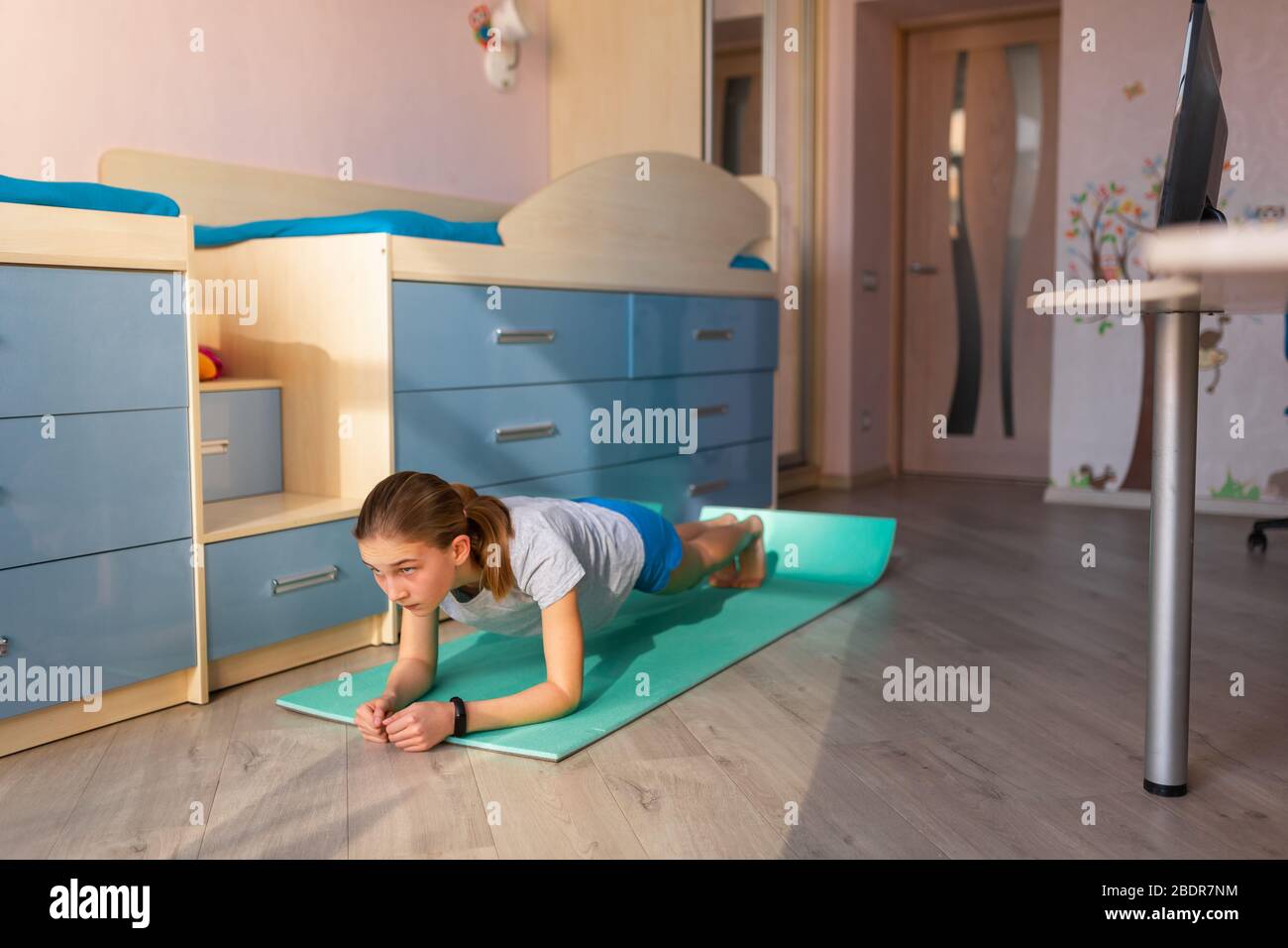 Tennage girl doing fitness gymnastics at home. Gymnastics video ...