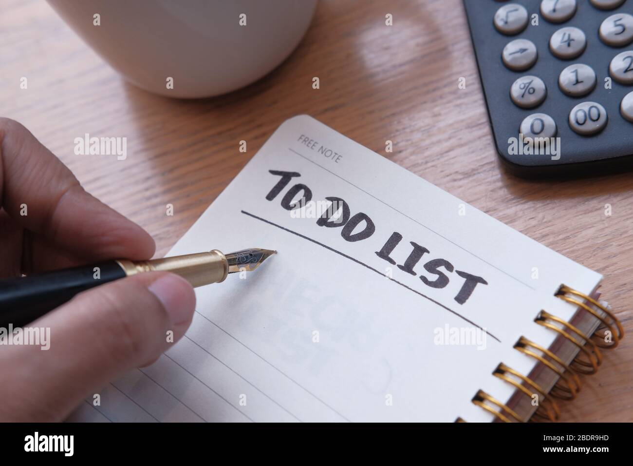 Empty to do list and pencil on wooden background Stock Photo - Alamy