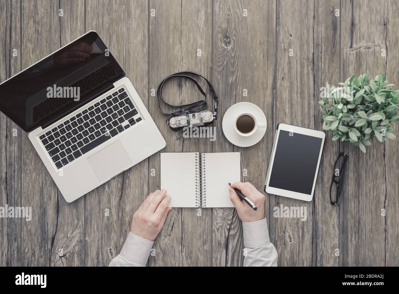 Journalist notes photographer hi-res stock photography and images - Alamy
