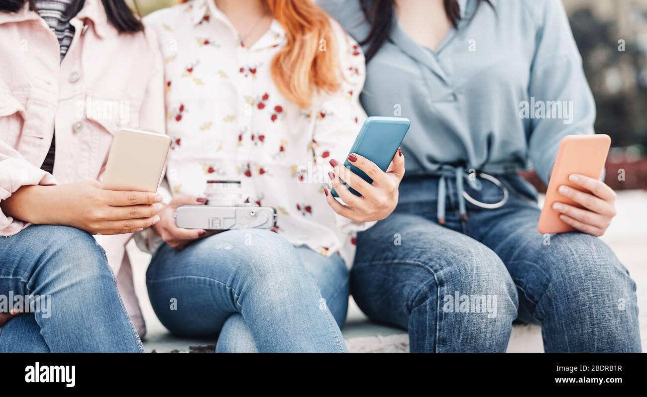 Women phone friends message hi-res stock photography and images - Alamy