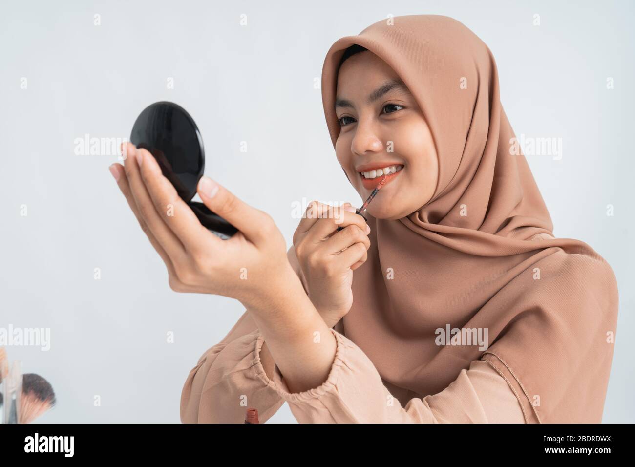 beautiful young muslim woman applying make up Stock Photo - Alamy