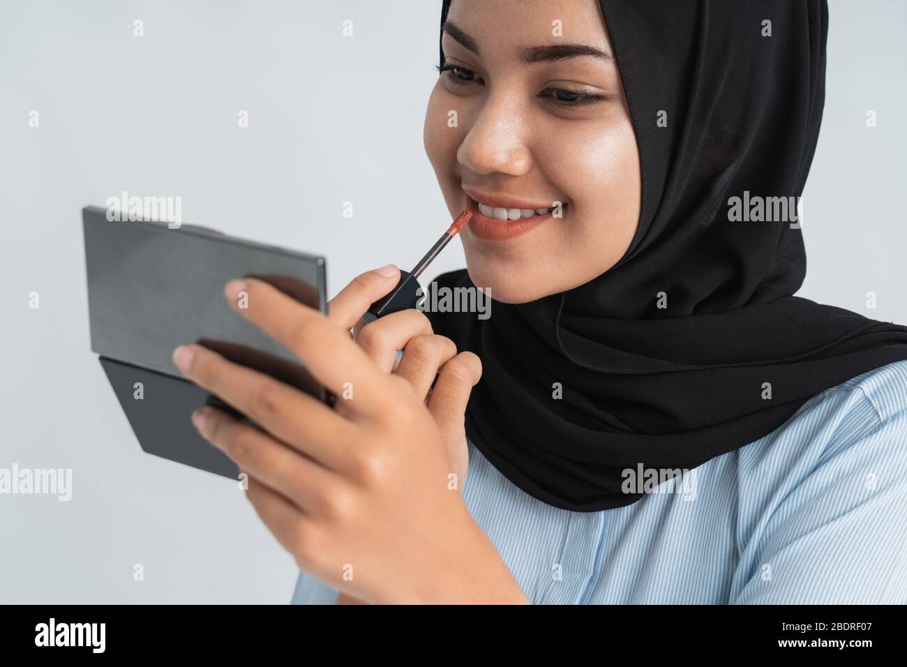 beautiful young muslim woman applying make up Stock Photo - Alamy