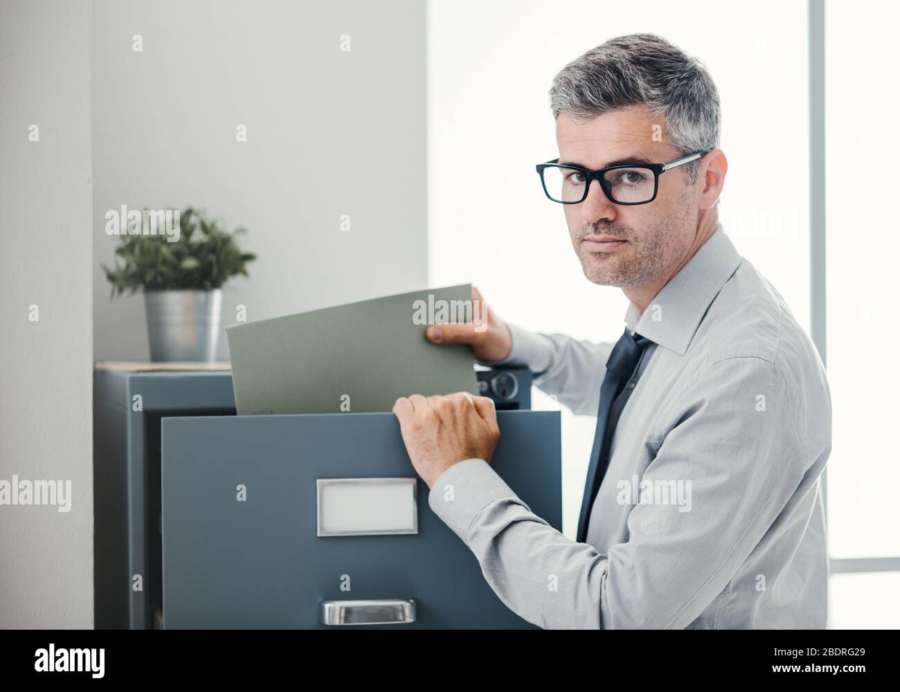 Man searching files work office hi-res stock photography and images - Alamy